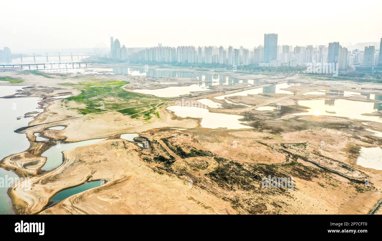 NANCHANG, CHINE - le 7 MARS 2023 - des lits de rivière exposés sont ...