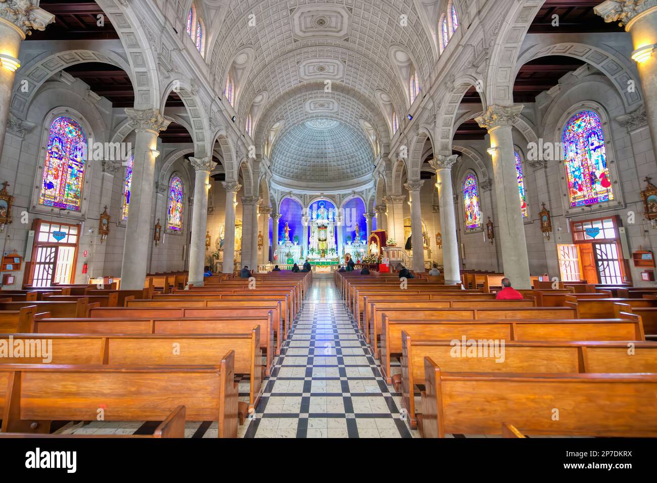 Église de la Vierge miracle, nef du Centre et autel principal ...