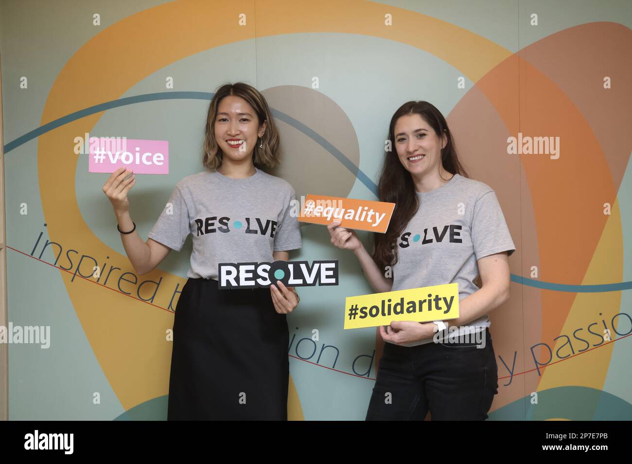 Résoudre Kelly Shek (L), assistante directrice des communications de ...