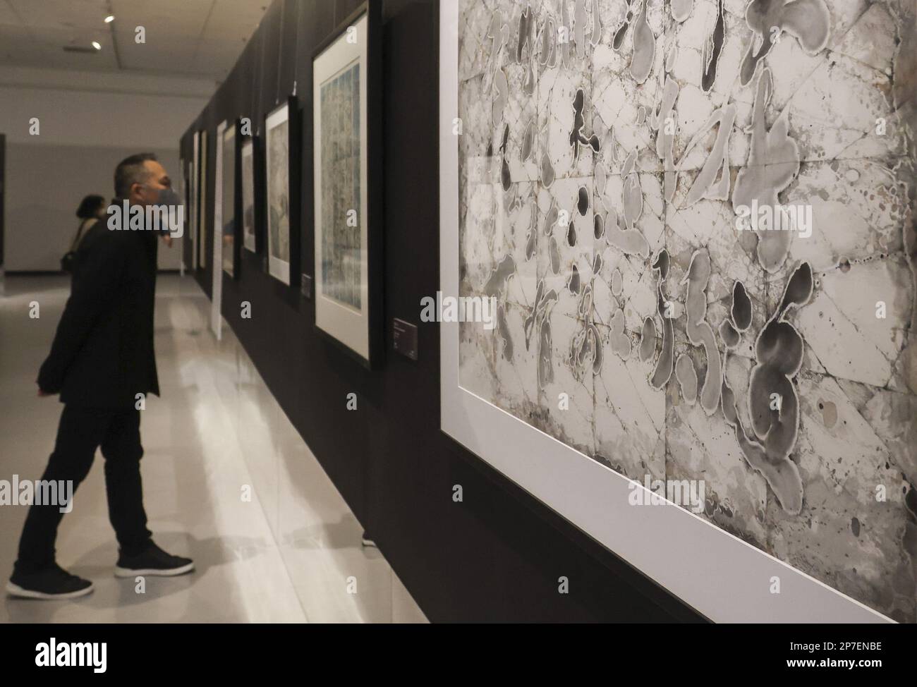 Hommage au poète Tang Li Bai de Wucius Wong (R) à l'exposition d'art ...