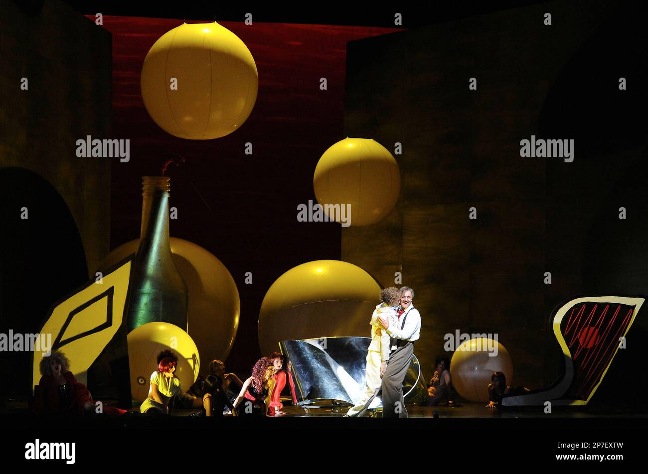 Bariton Johannes Martin Kraenzle, rechts, in der Rolle des Dionysos und ...