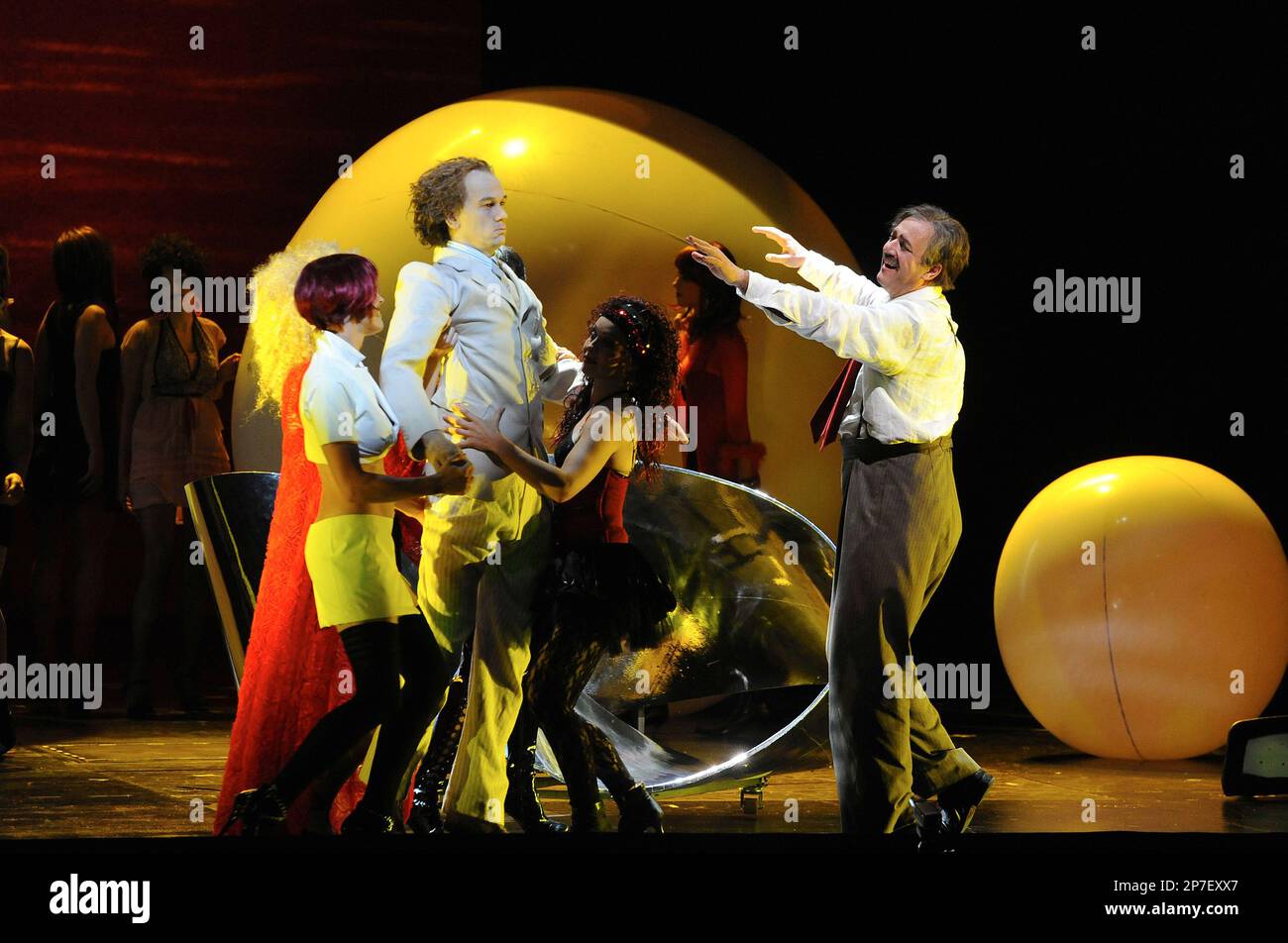 Bariton Johannes Martin Kraenzle, rechts, in der Rolle des Dionysos und ...