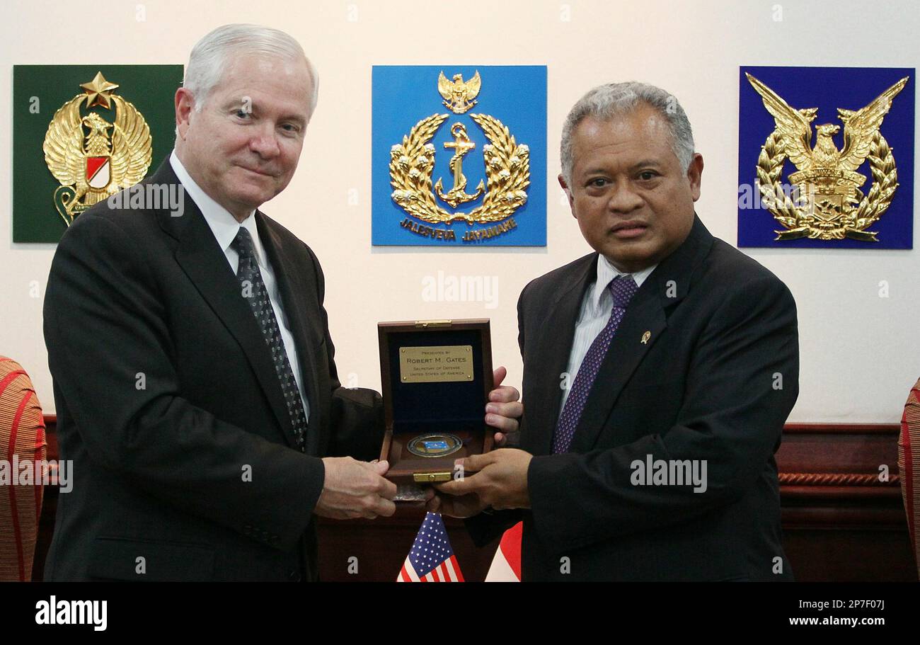 U.S. Secretary of Defense Robert Gates, left, Indonesian Minister of ...