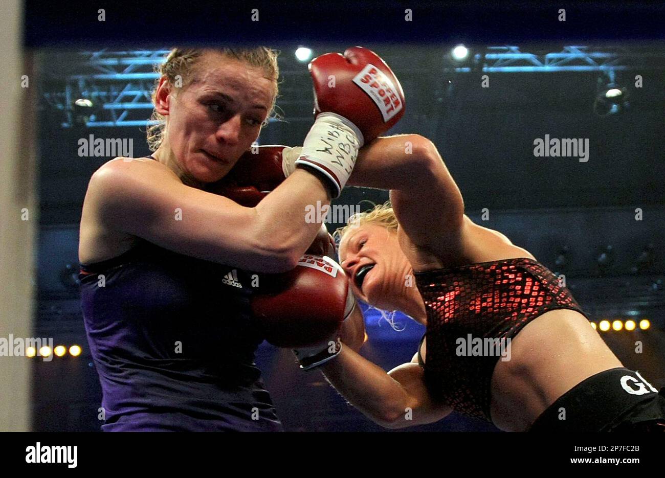 Ina Menzer, links, boxt am Samstag, 3. Juli 2010, in Stuttgart beim ...