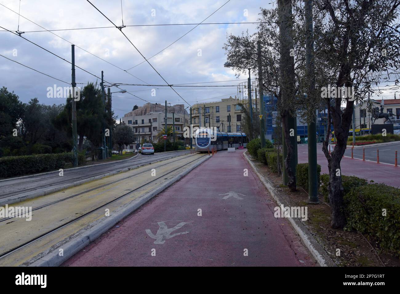 Un tramway d'athènes sur la Leof. Vasilissis Olgas, un tramway, une rue ...