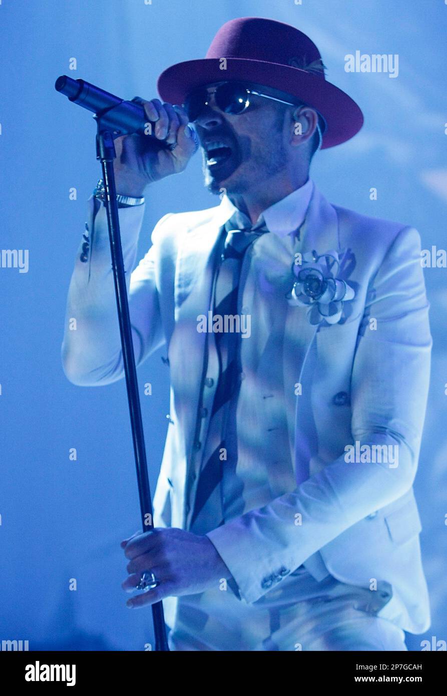 ARCHIV - Scott Weiland von der Band Stone Temple Pilots singt am 1 ...