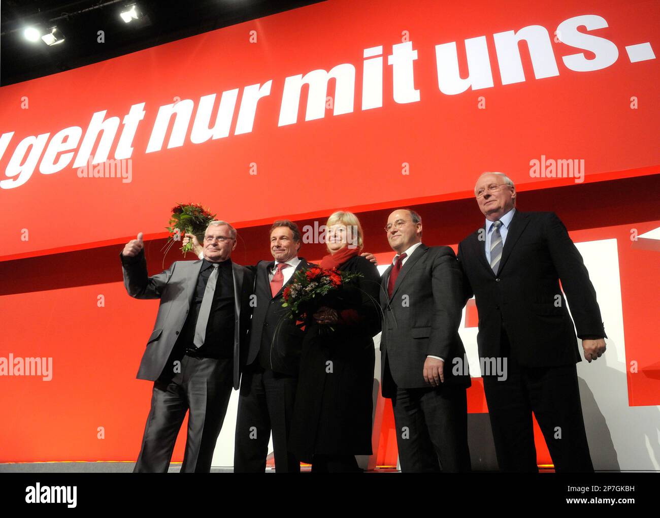 Lothar Bisky steht gemeinsam mit den neuen Parteivorsitzenden Klaus ...