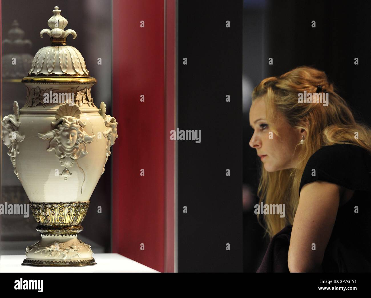 Eine Besucherin betrachtet am Freitag, 7. Mai 2010, in Dresden, Sachsen ...