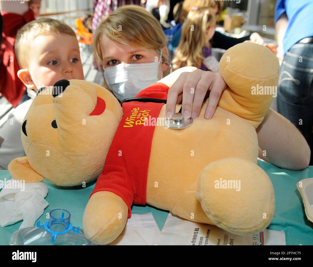 Medizinstudentin Carolin Czauderna behandelt Samstag, 17. April 2010 ...