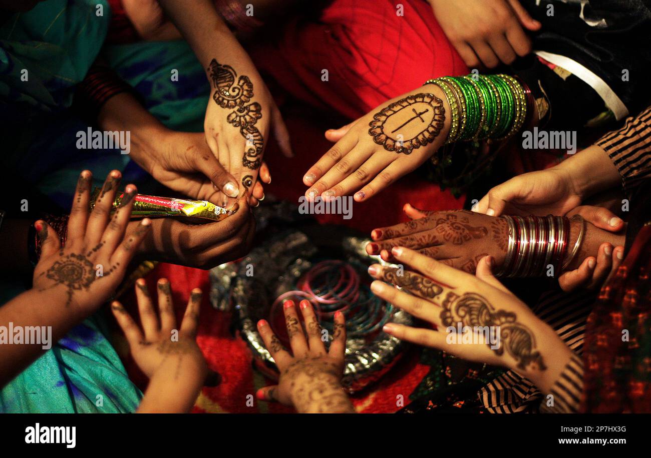 Pakistani Christian girls, paint their hands with henna paste, in ...