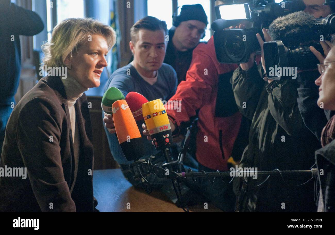 Die Opferanwaeltin Ina Alexandra Tust, links, spricht am Freitag, 12 ...