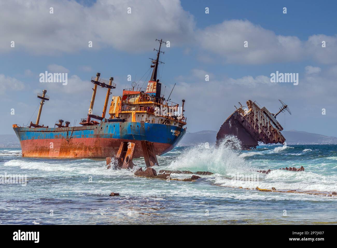 Un navire togolais s'agite sur la plage, Rimel, Bizerte, Tunisie Photo ...