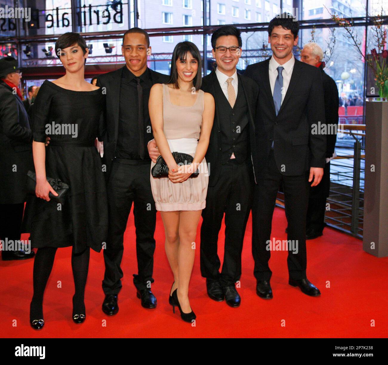 Regisseur Burhan Qurbani, zweiter von rechts, posiert mit den ...