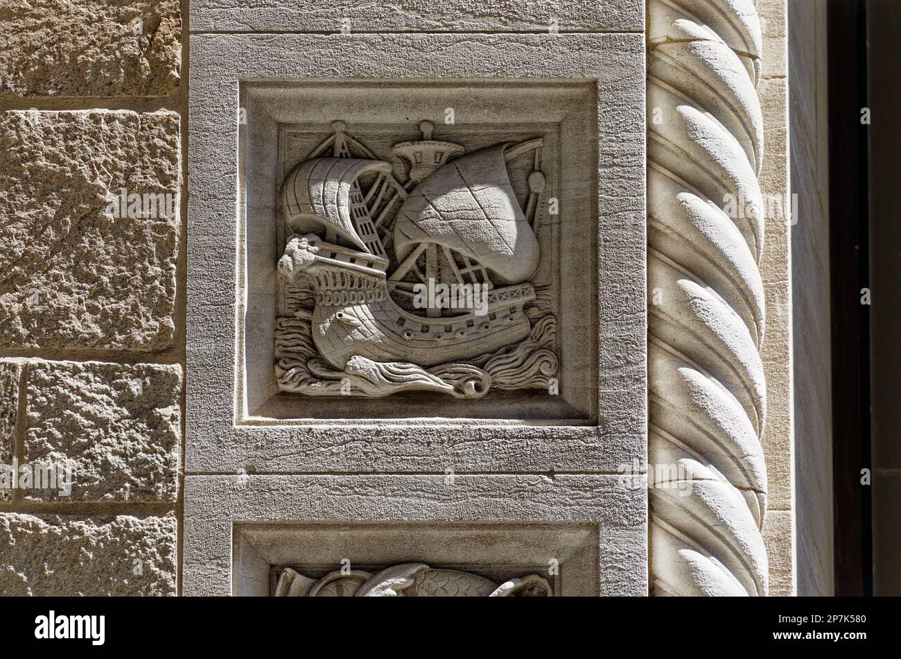 Détail, pierre sculptée de l'entrée voûtée de la Seaman's Bank for ...