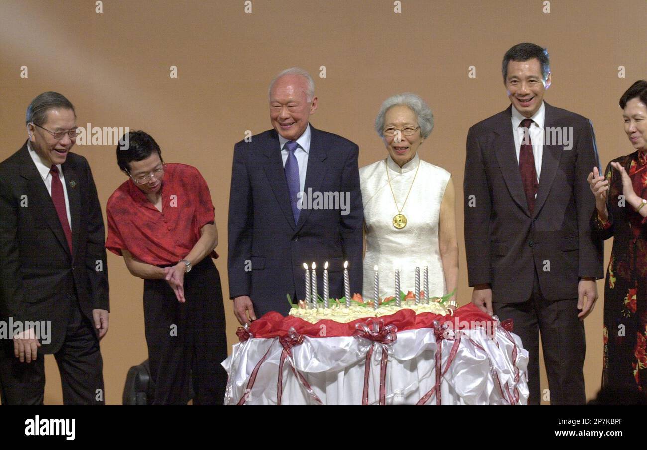[(L-R) Yong Pung How, Lee Wei Ling, Senior Minister Lee Kuan Yew, Mrs ...