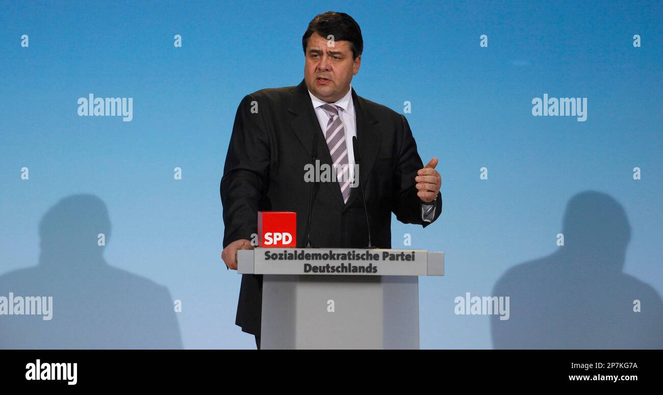 ARCHIV - Der SPD-Parteivorsitzende Sigmar Gabriel nimmt am 18. Januar ...