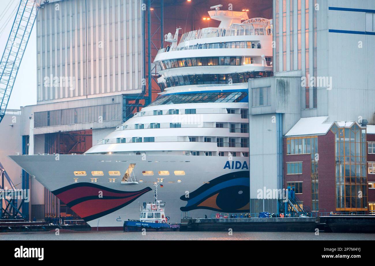 Das Kreuzfahrtschiff "AIDAblu" verlaesst am Dienstag, 5. Januar 2010 ...