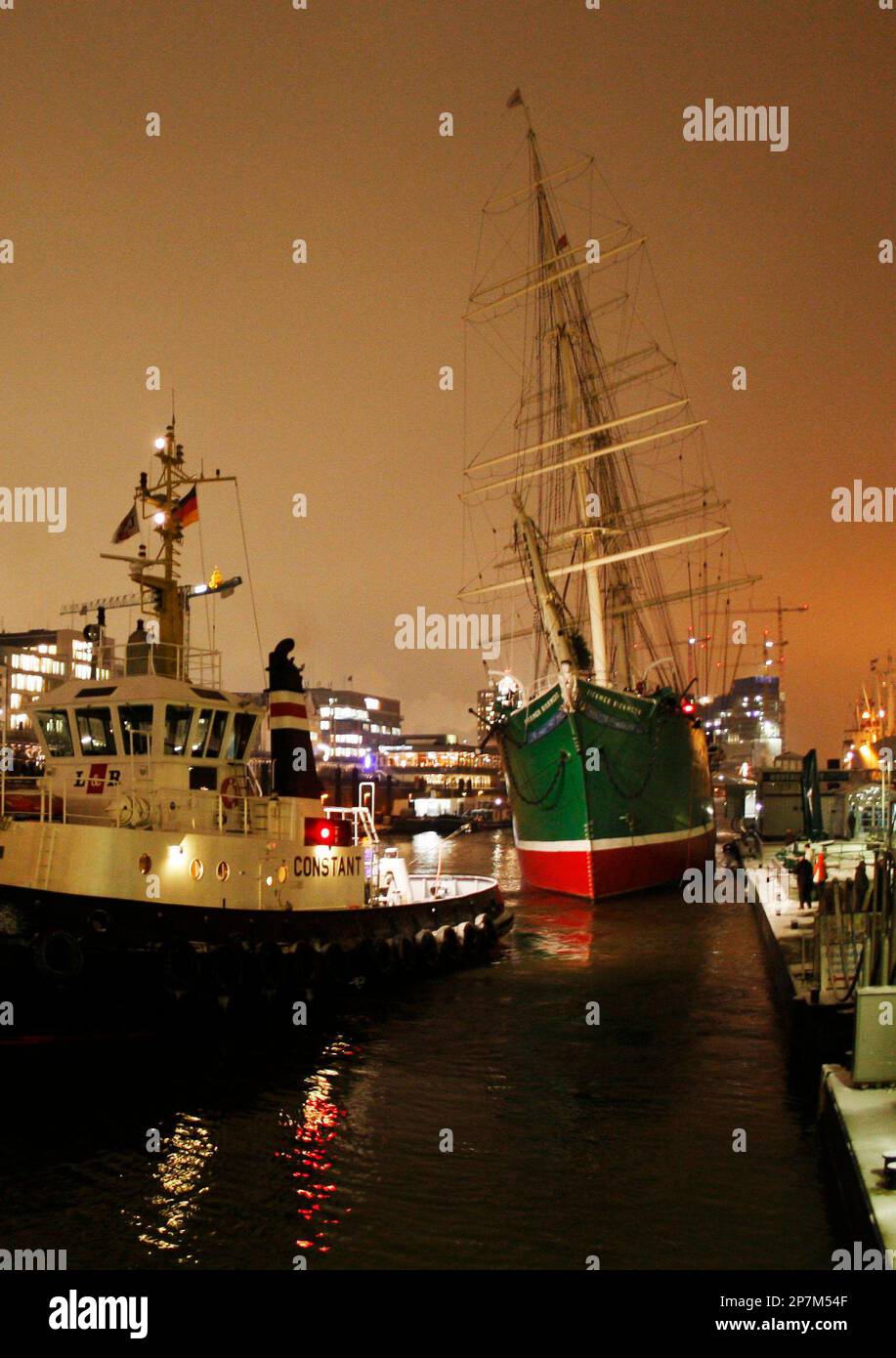 Hafenschlepper ziehen am Montag, 4. Januar 2010, das Museumsschiff ...