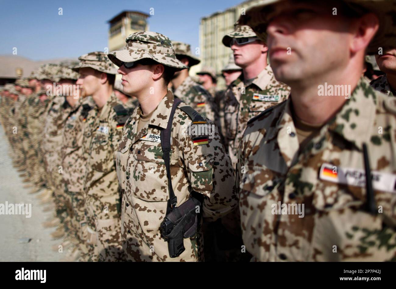 ARCHIV - Deutsche ISAF Soldaten stellen sich am 19. September 2009 in ...