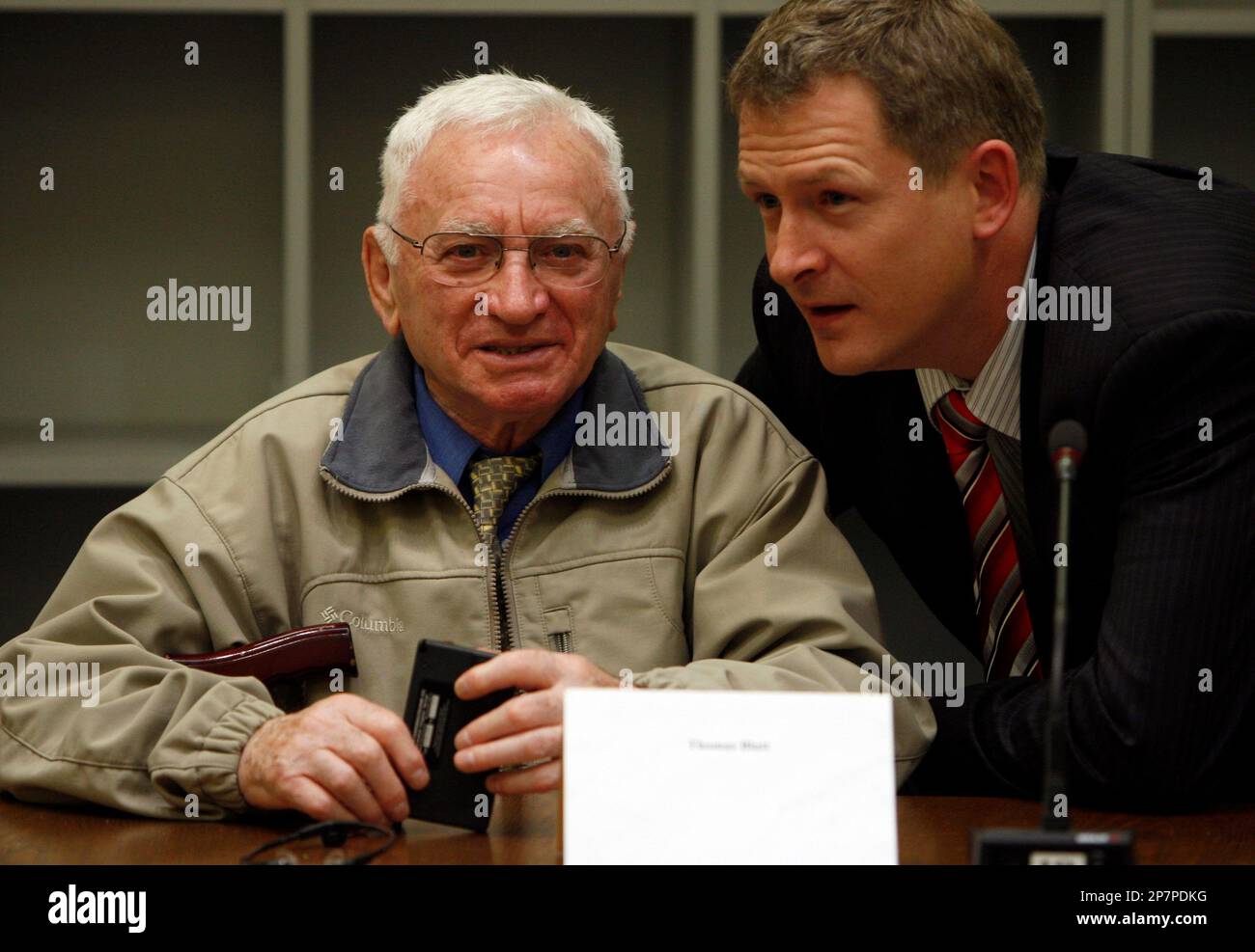 Thomas Blatt, einer der Nebenklaeger im Demjanjuk-Prozess, unterhaelt ...