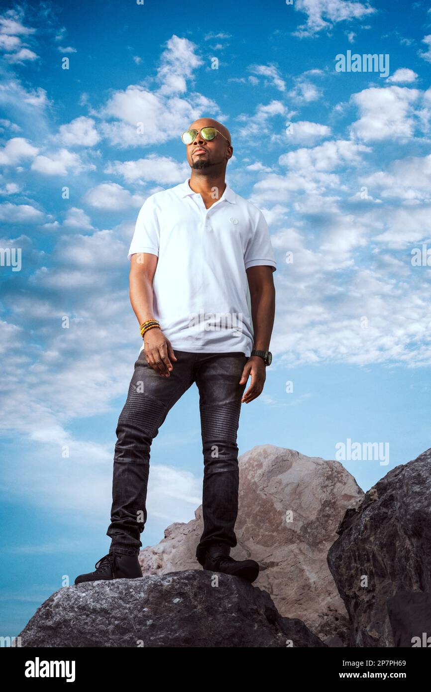 Le rappeur haïtien Wyclef Jean pose avec sa guitare pour une couverture ...