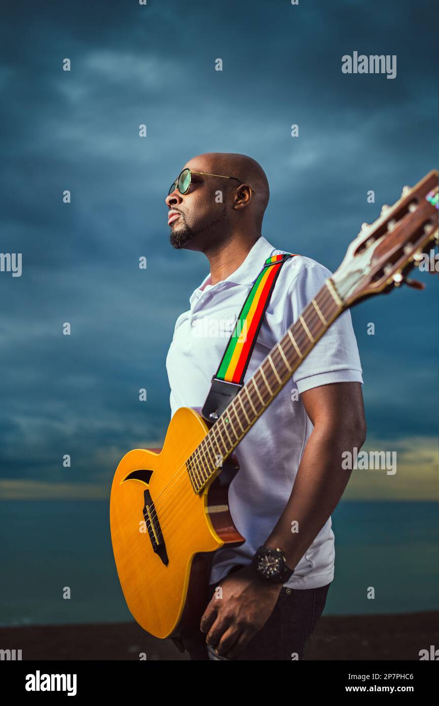 Le rappeur haïtien Wyclef Jean pose avec sa guitare pour une couverture ...