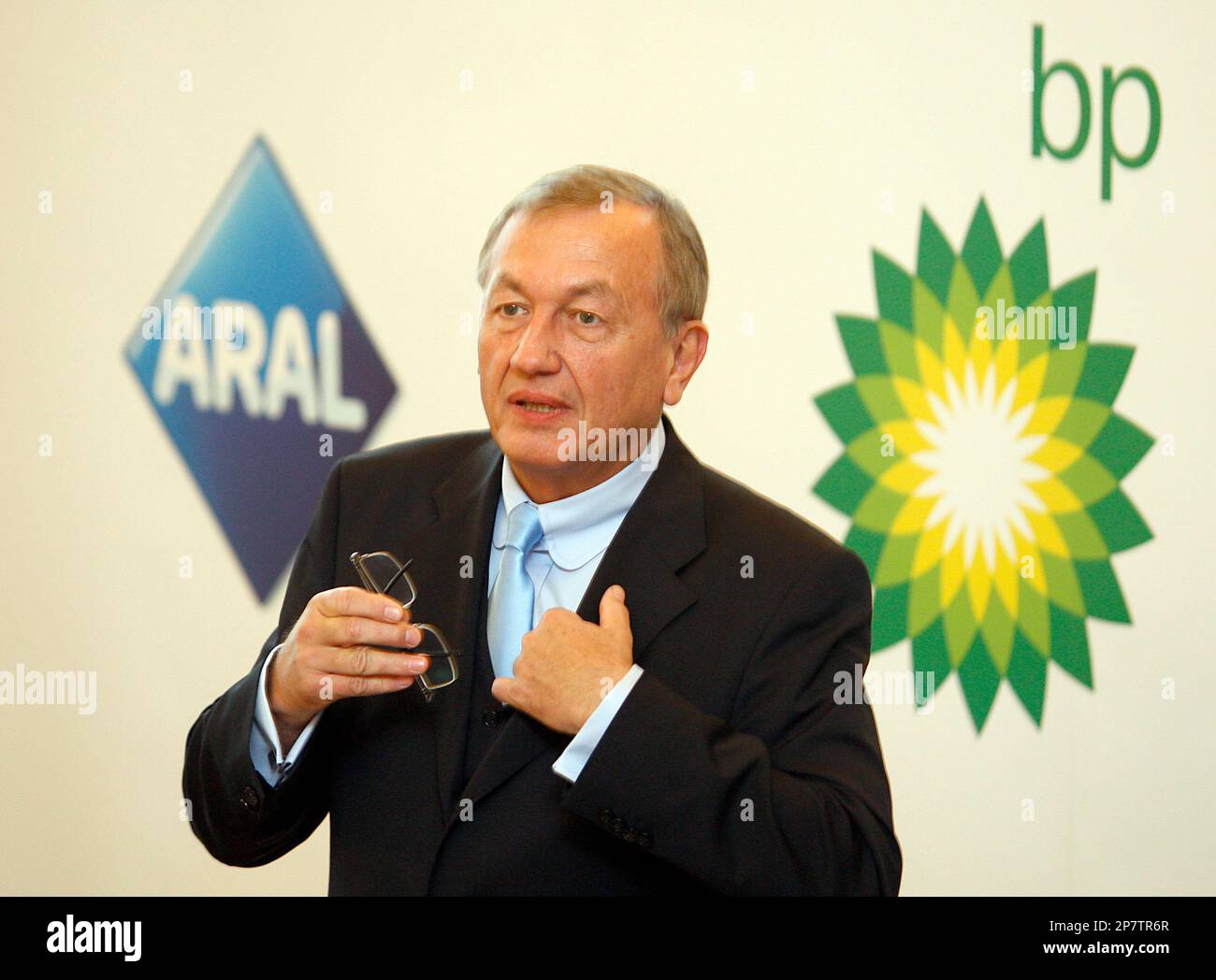 ARCHIV - Der Vorstandsvorsitzende der Deutsche BP AG, Uwe Franke, posiert am 5.Mai 2009 in ...