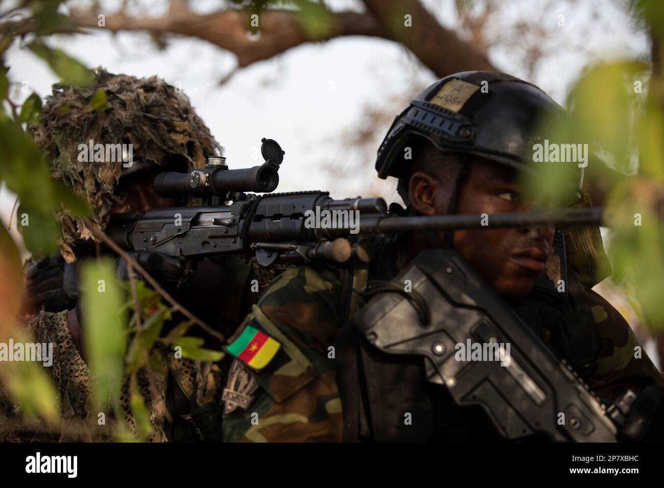 Le sniper des forces armées camerounaises regarde à travers sa portée ...