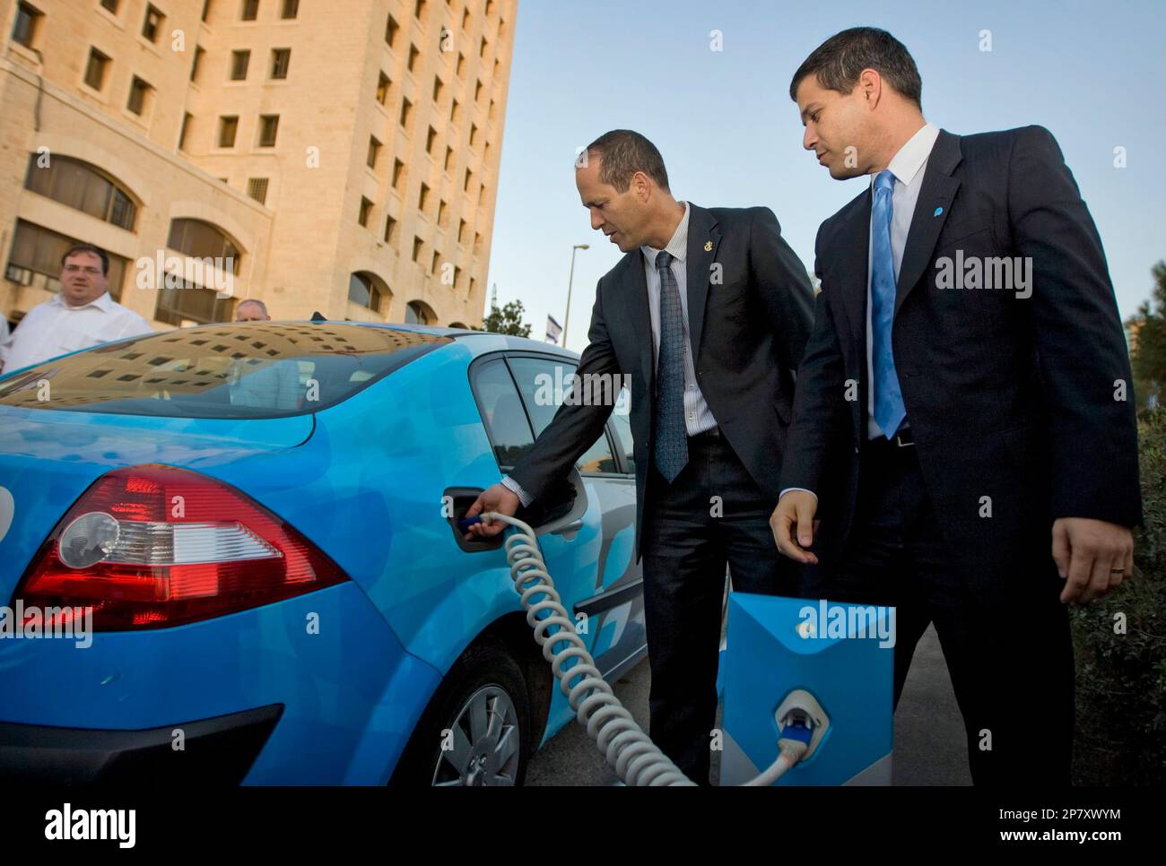 Jerusalem Mayor Nir Barkat, left, and Israeli-American entrepreneur ...