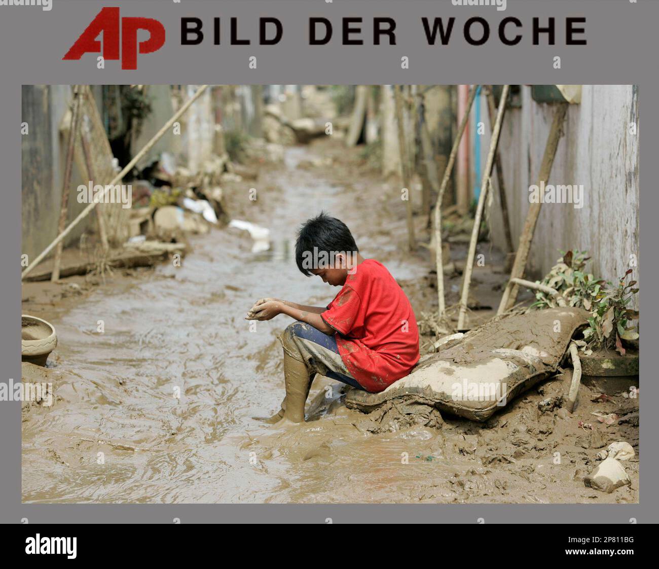 BILD DER WOCHE INTERNATIONAL - A Filipino boy rests along a muddy ...
