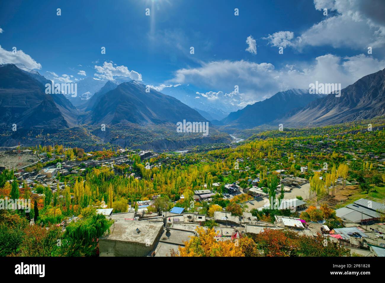 Le fort est situé au milieu des vallées de Hunza et de Nager, qui sont ...
