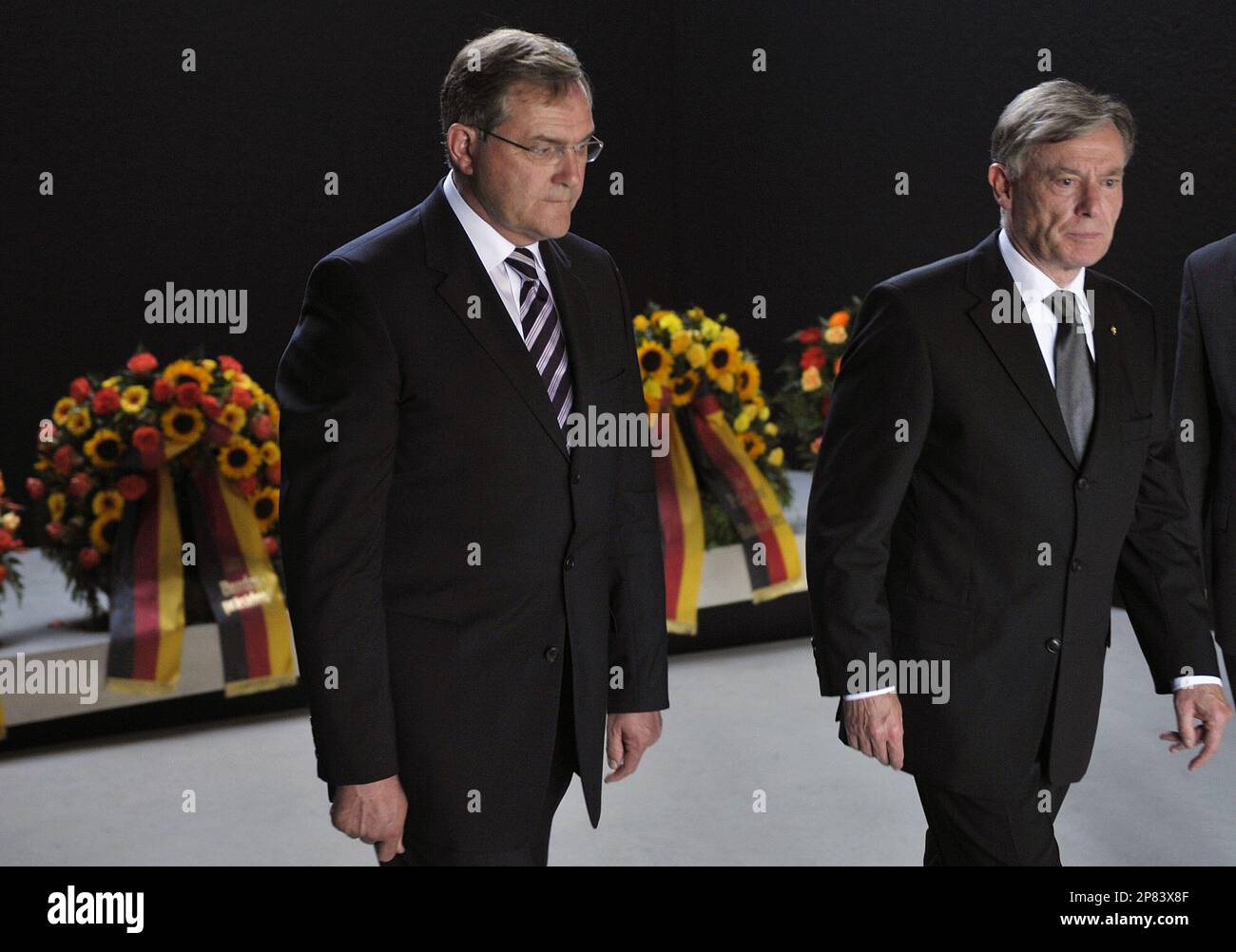 Bundesverteidigungsminister Franz Josef Jung, links, und ...