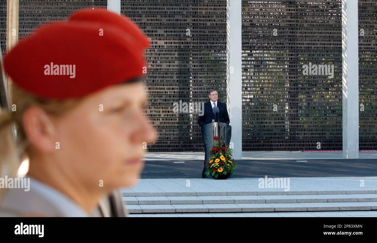Bundesverteidigungsminister Franz Josef Jung spricht am Dienstag, 8 ...