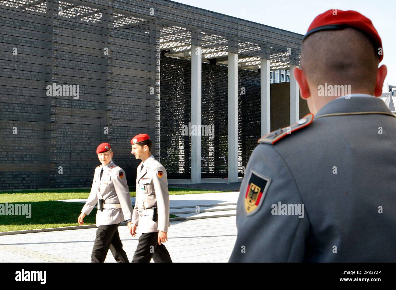 Eine Soldatin steht am Dienstag, 8. September 2009, in Berlin vor dem ...