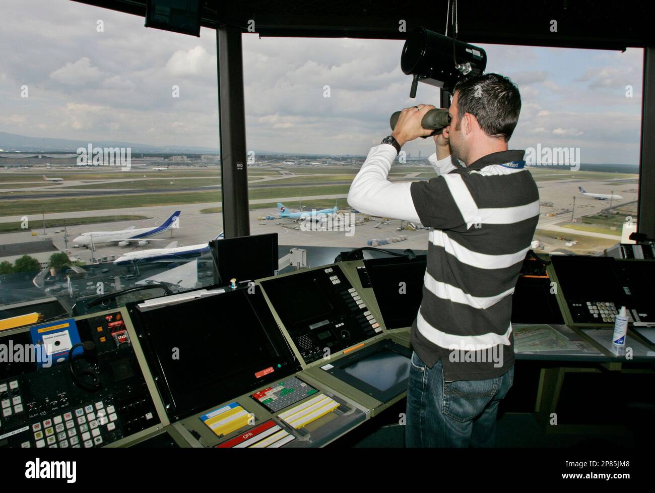 ARCHIV - Ein Fluglotse der Deutschen Flugsicherung, DFS, beobachtet am ...
