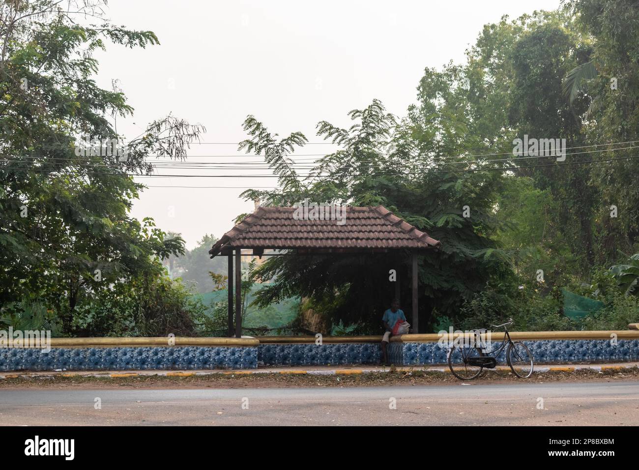 Candolim, Goa, Inde - janvier 2023 : un vélo stationné devant un arrêt ...