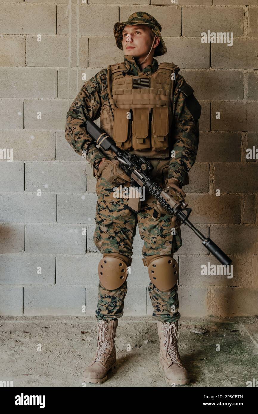 Un soldat en uniforme se tient devant un mur de pierre dans un ...