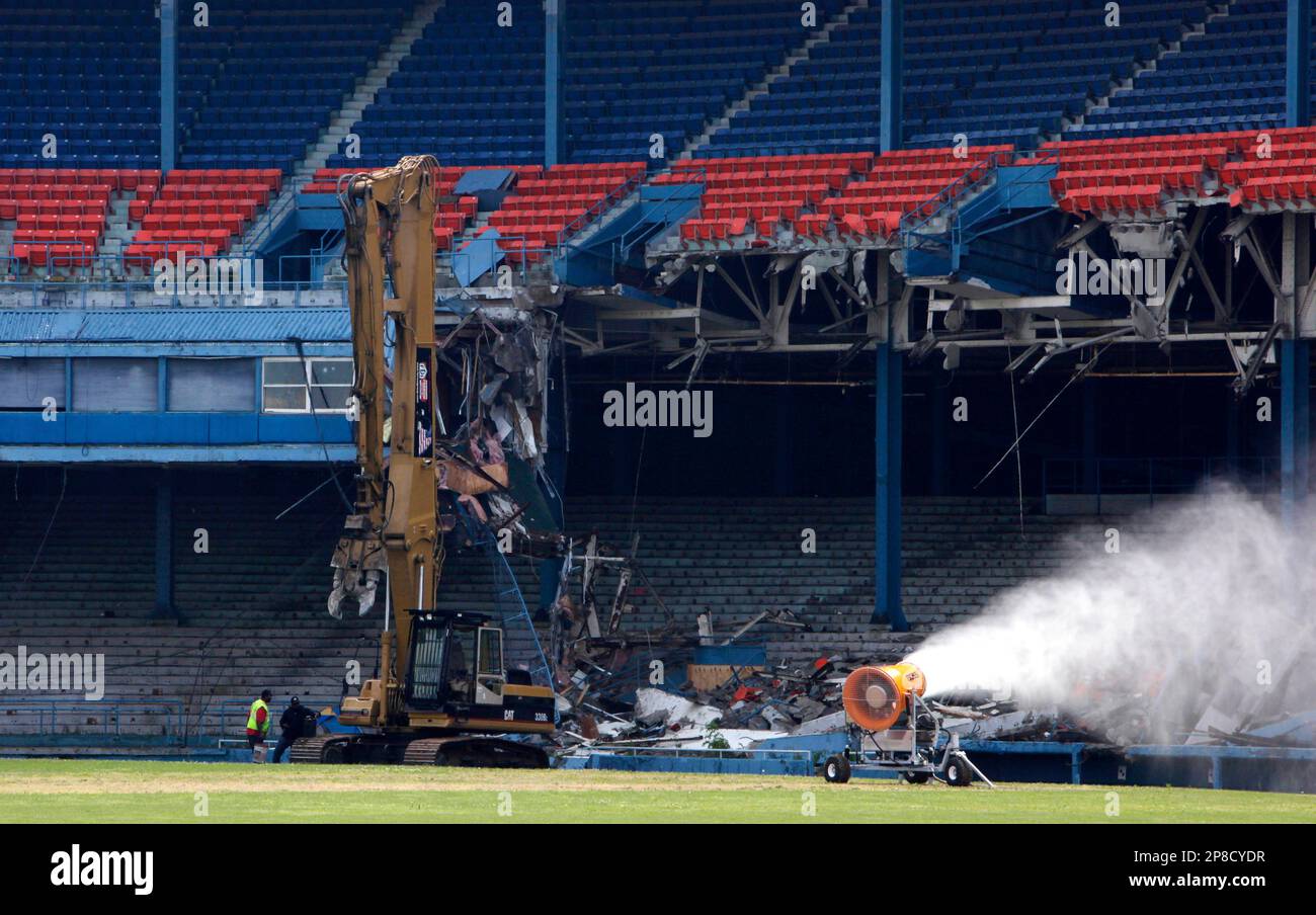 Demolition continues on Tiger Stadium in Detroit, Monday, June 8, 2009 ...
