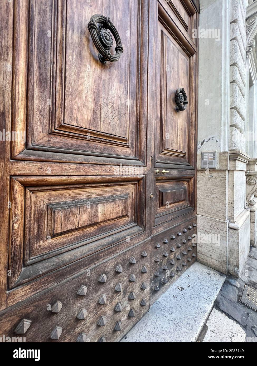 porte, porte en bois avec boutons de porte circulaires ou knockers ...