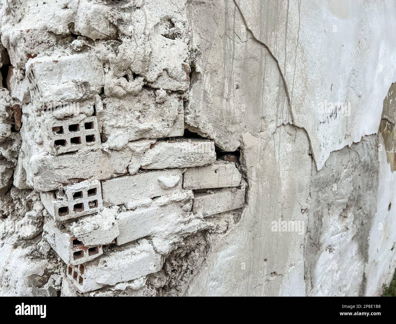 mur endommagé d'un bâtiment avec des briques cassées. briques d'un mur ...