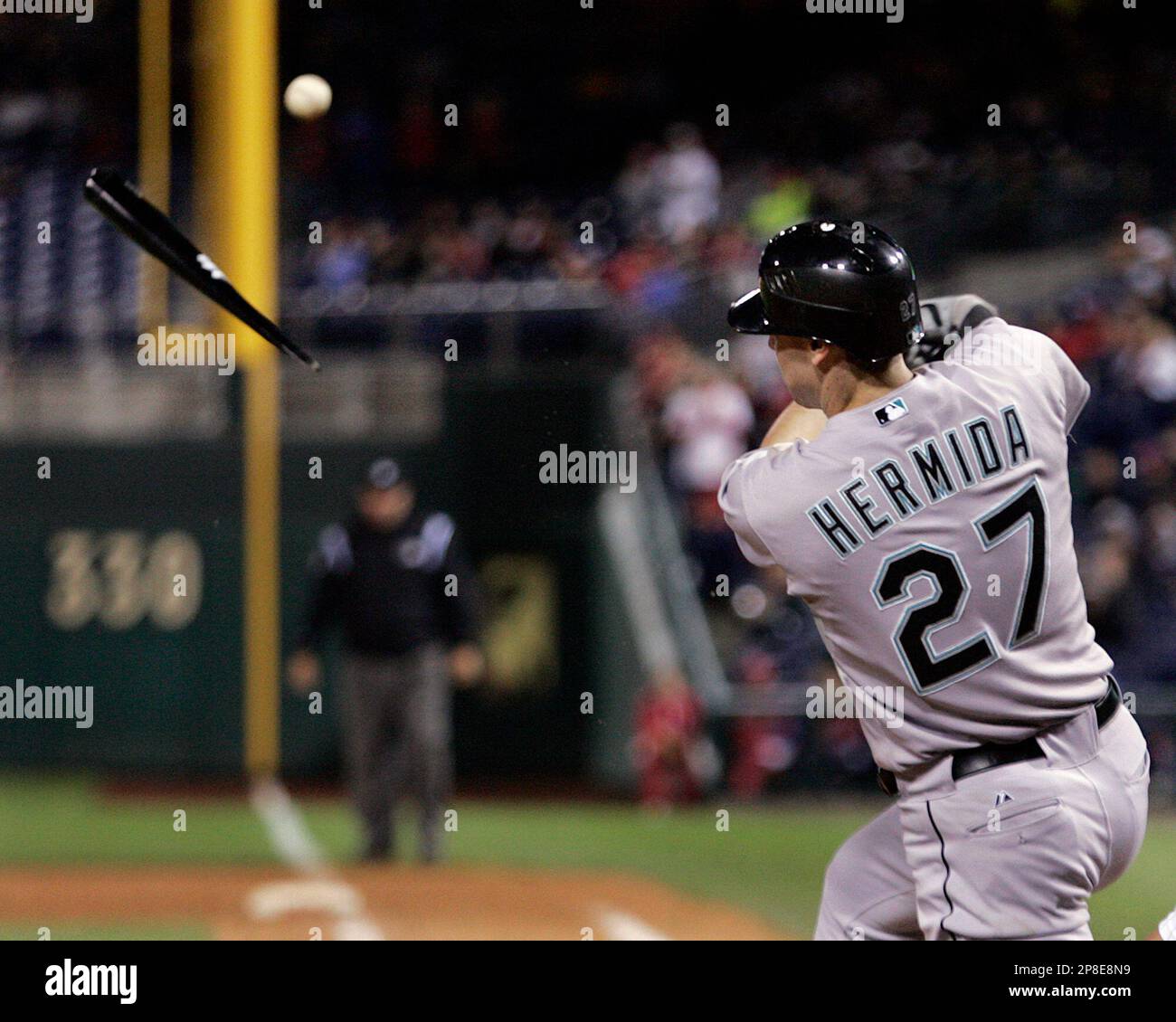 Florida Marlins' Jeremy Hermida breaks his bat on a pitch from ...