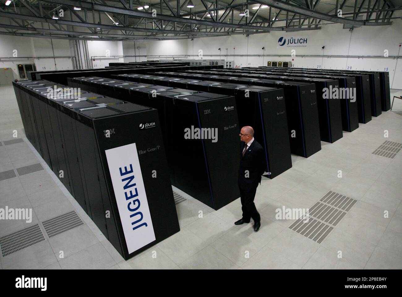 Blick auf den zum Petakomplex (Petaflops Rechenleistung) ausgebauten ...