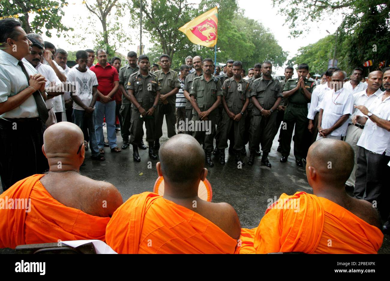 Sri Lankan soldiers and the public gather to pray in memory of fallen ...