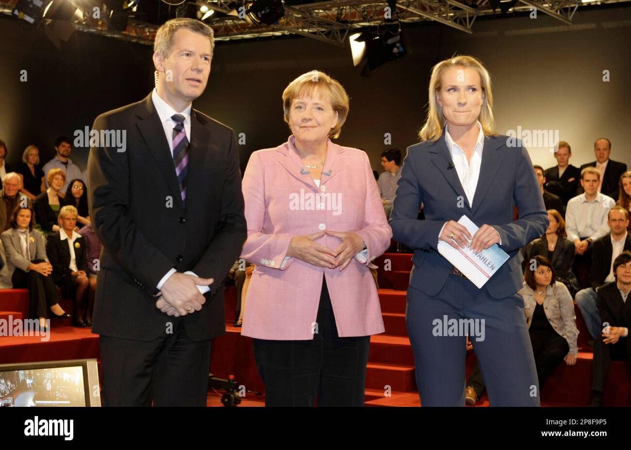 Bundeskanzlerin Angela Merkel posiert am Sonntag, 17. Mai 2009, in ...