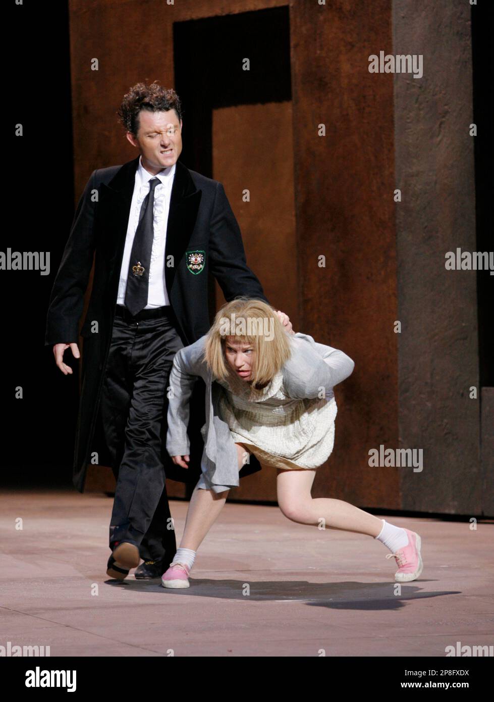 Yann Beuron als Prinz Philipp und Doerte Lyssewski als Yvonne, von ...