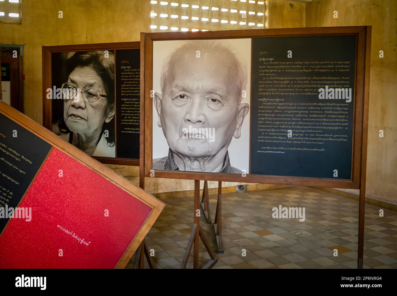 Portraits d'anciens dirigeants Khmers rouges Ieng Thirith (L) et Nuon ...