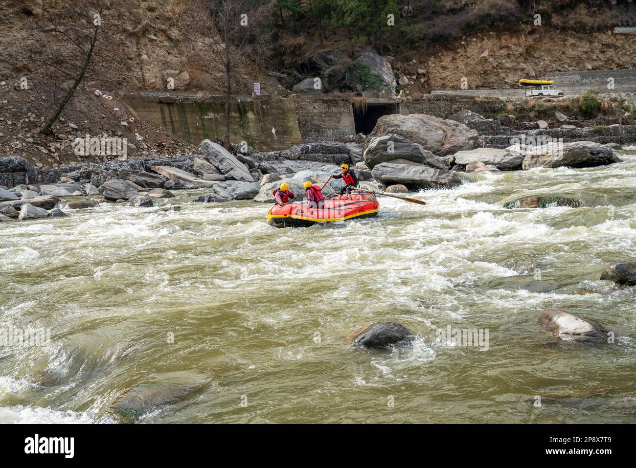 10-02-2019 Himachal Pradsk, Inde. Rafting sur la rivière Beas: De grandes pierres dans l'eau. En ...