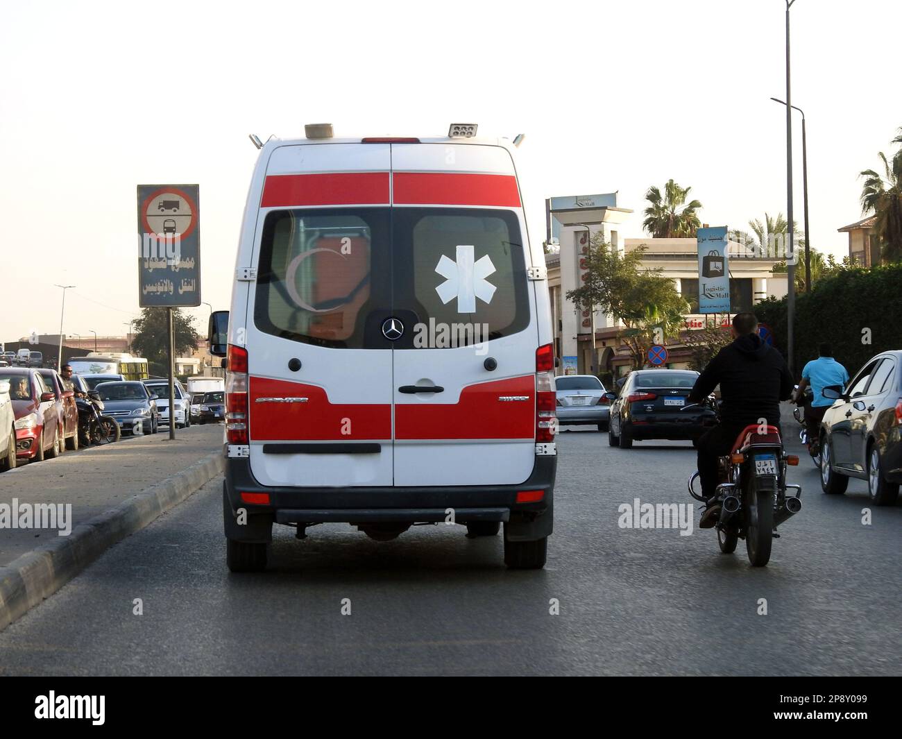 Le Caire, Egypte, 8 mars 2023: Ambulance sur la route répondant à un ...