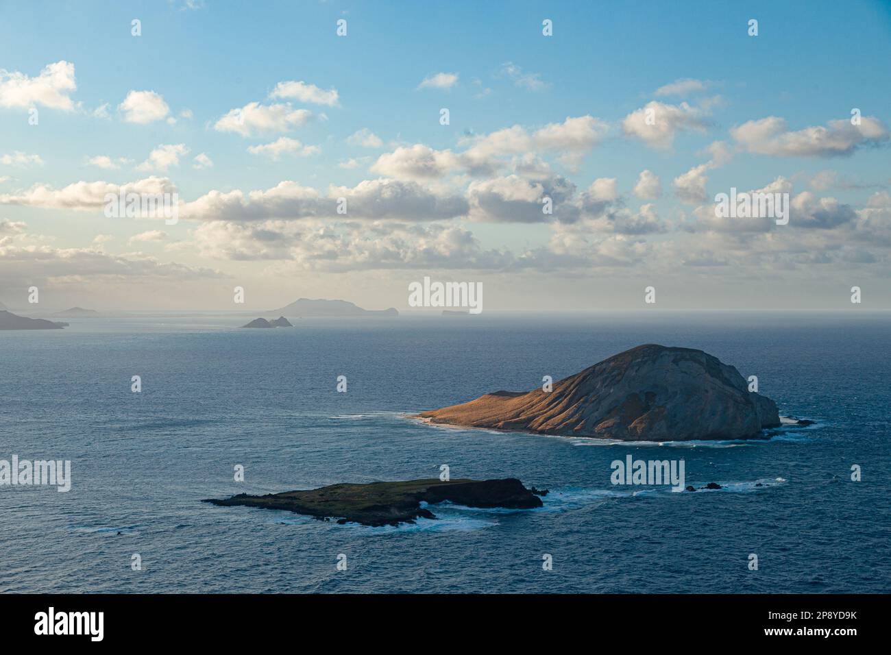 Vue aérienne claire et large d'une multitude d'îles volcaniques ...