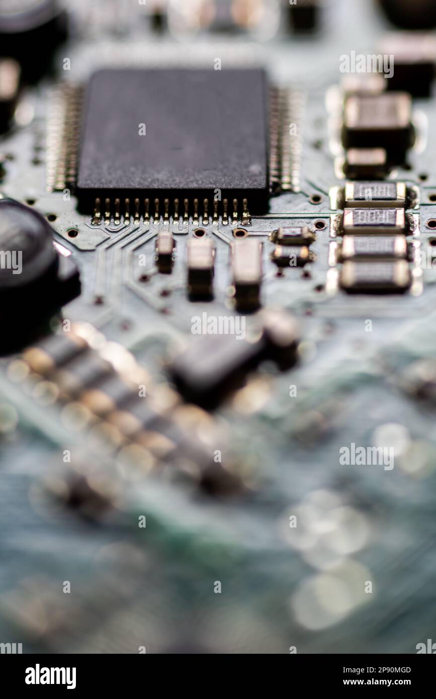 gros plan d'une carte de circuit imprimé à partir d'un disque dur avec ...